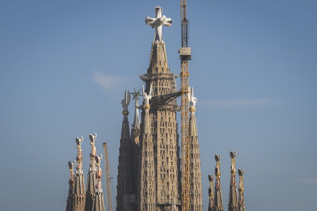 The Cross of the Tower of Jesus at the Sagrada Familia | Visit the ...