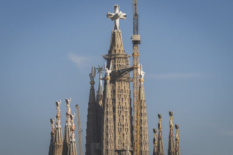 The Cross of the Tower of Jesus at the Sagrada Familia | Visit the ...